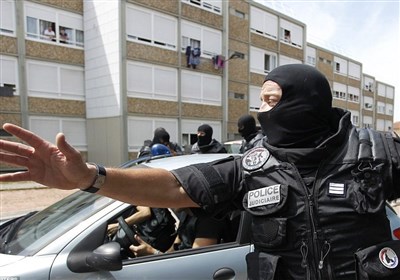 Tasnim News Agency - Gangs of French Youth Clash with Police in Paris ...