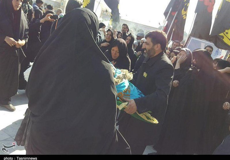 اهتزاز پرچم عزای حسینی بر فراز مسجد جمکران به روایت تصویر تسنیم