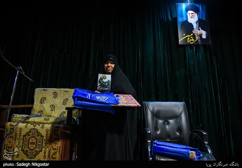 تکریم از مادر طلبه شهید مدافع حرم هادی ذوالفقاری عکس باشگاه خبرنگاران