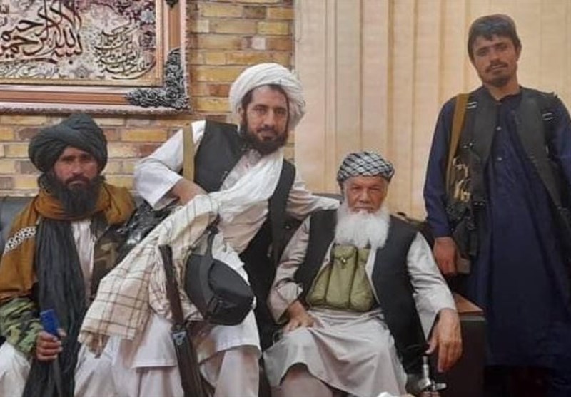 تسلیم شدن «اسماعیل خان فرمانده مطرح جهادی و مقامات ارشد هرات به طالبان